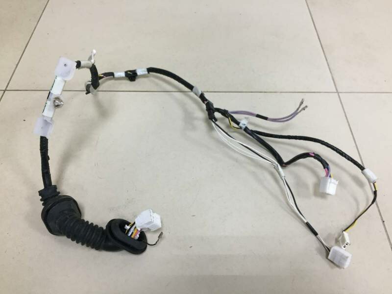 Проводка двери Toyota Hilux 2015 кат.номер: 82154KK151