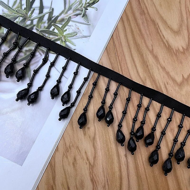 Кружевная лента с бахромой и бусинами 50 см черный