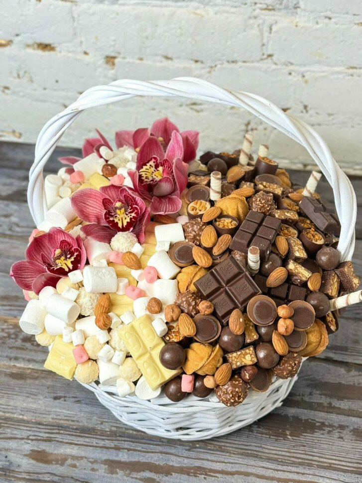 Корзина с шоколадом, орехами и цветами (BuketOnline)