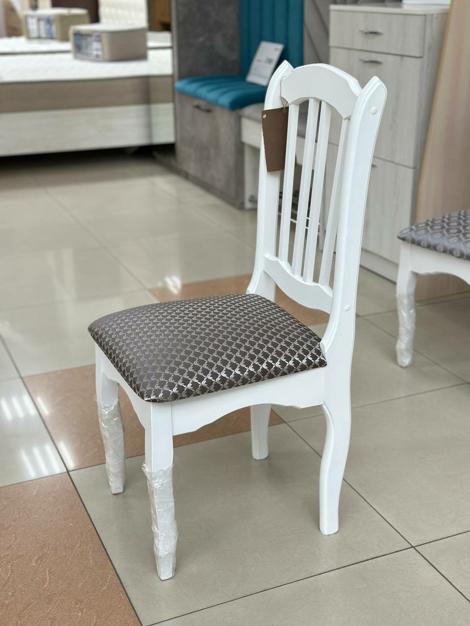 Стул, массив березы, белая обивка, мягкий, прочный, 45х45х97см