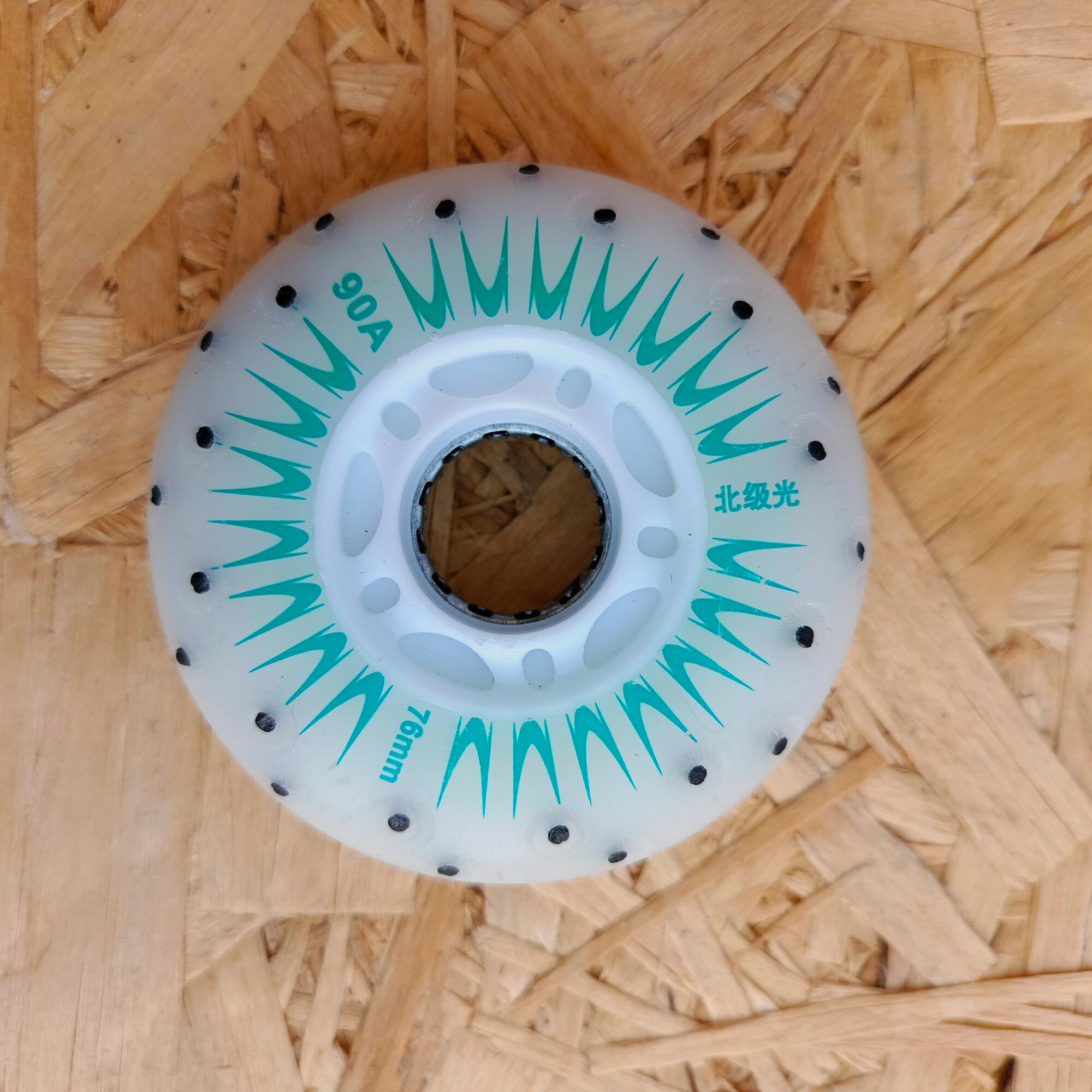 Колеса светящиеся зеленым и искрящие 76мм (4 шт.) 85а жесткость, 50 кремниевых вставок.