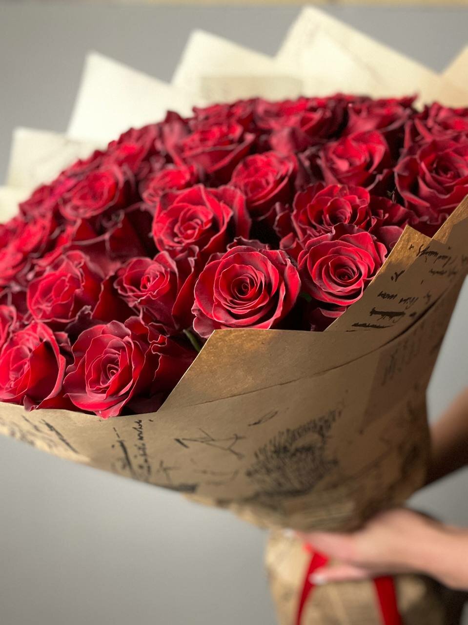 Букет из 51 бордовых роз "Эксплорер" в упаковке из крафт-бумаги