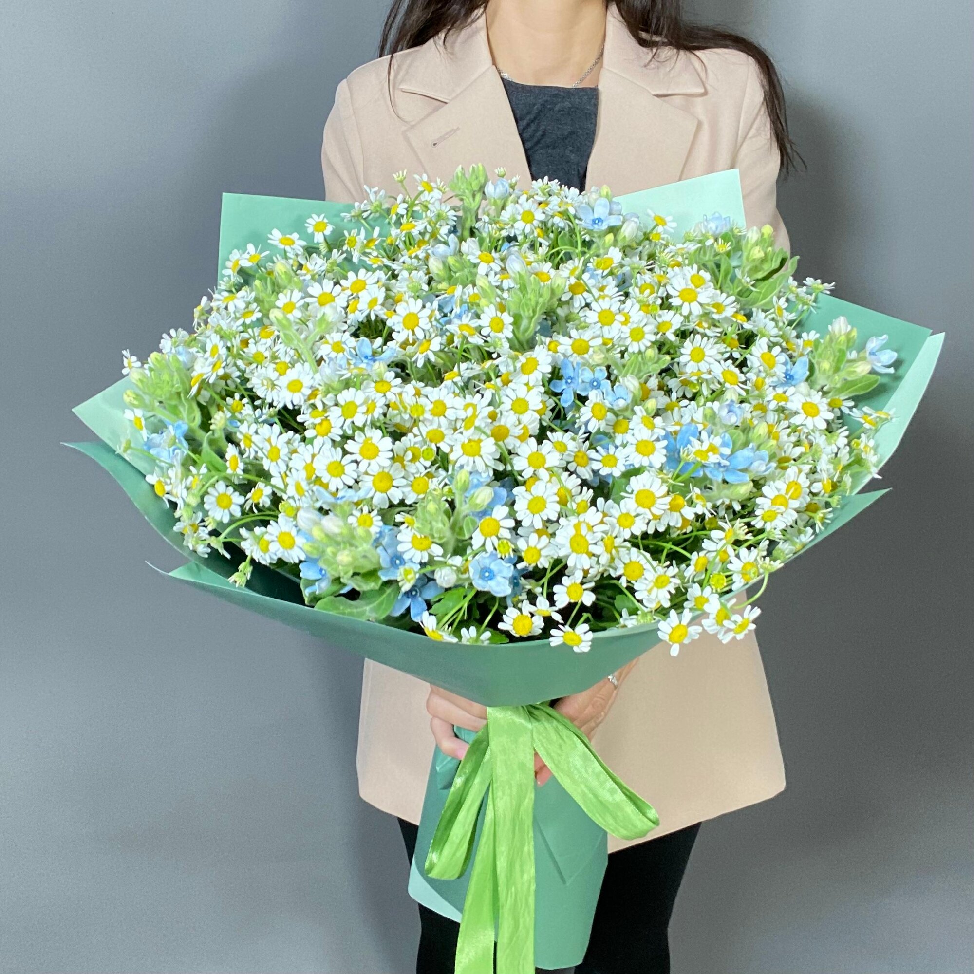 Летний букет (танацетум 25 шт, оксипеталум 14 шт.), высота букета 50 см