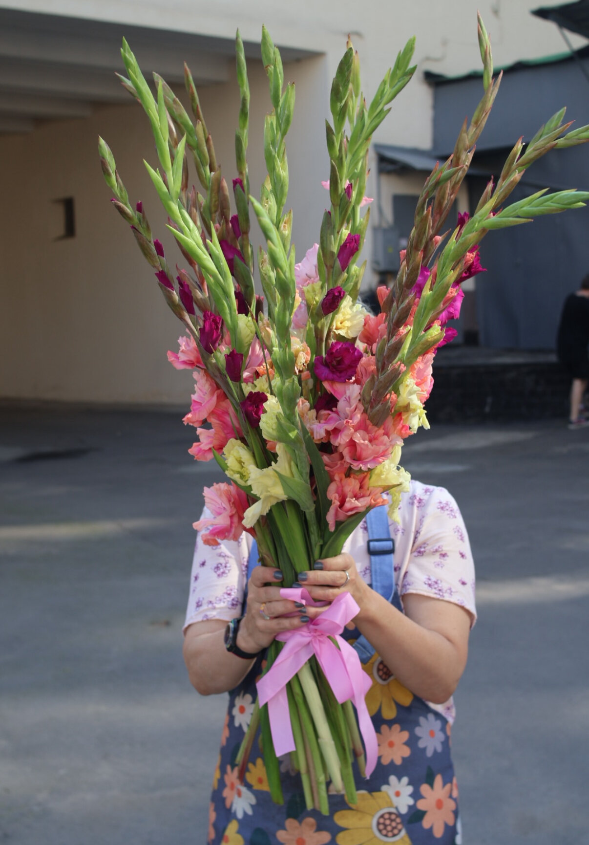 Букет 15 гладиолусов микс