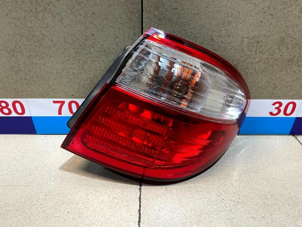 Фонарь задний правый Nissan Maxima A33