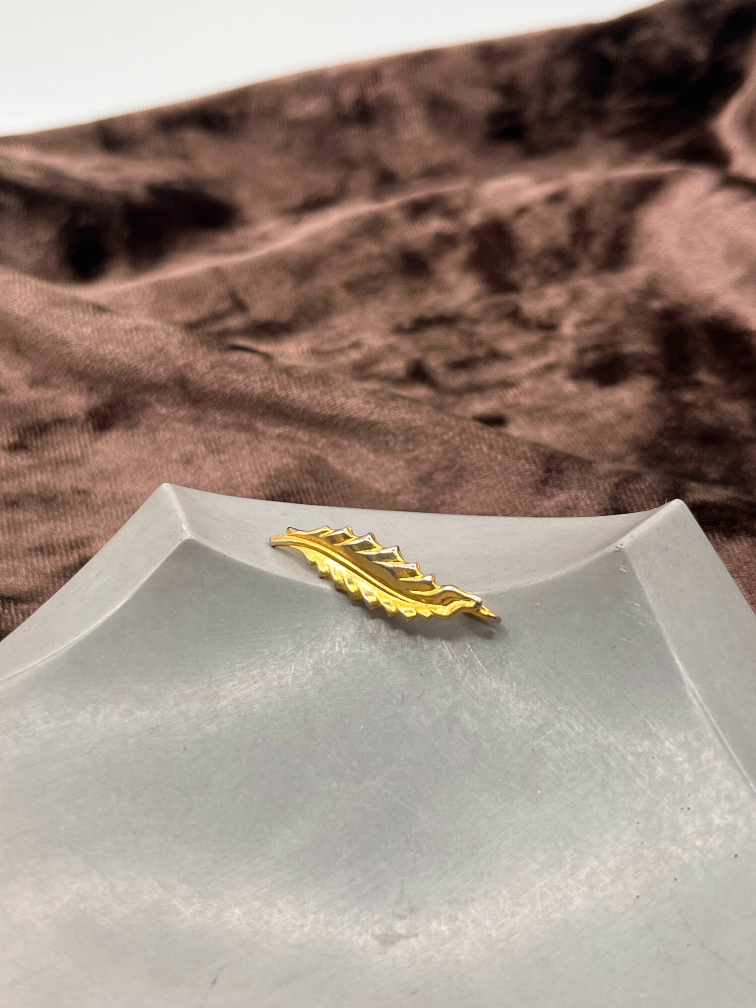 Винтажная брошь, Перо