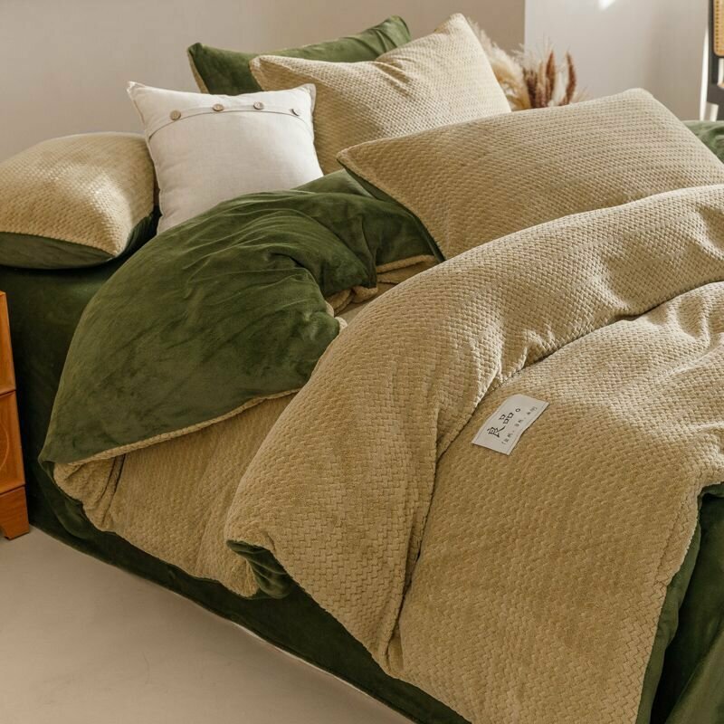 Этот зимний комплект постельного белья из четырёх предметов изготовлен из плотной фланелевой ткани и подходит для кроватей шириной не более 2 м. Размер пододеяльника составляет 220 х 240 см.