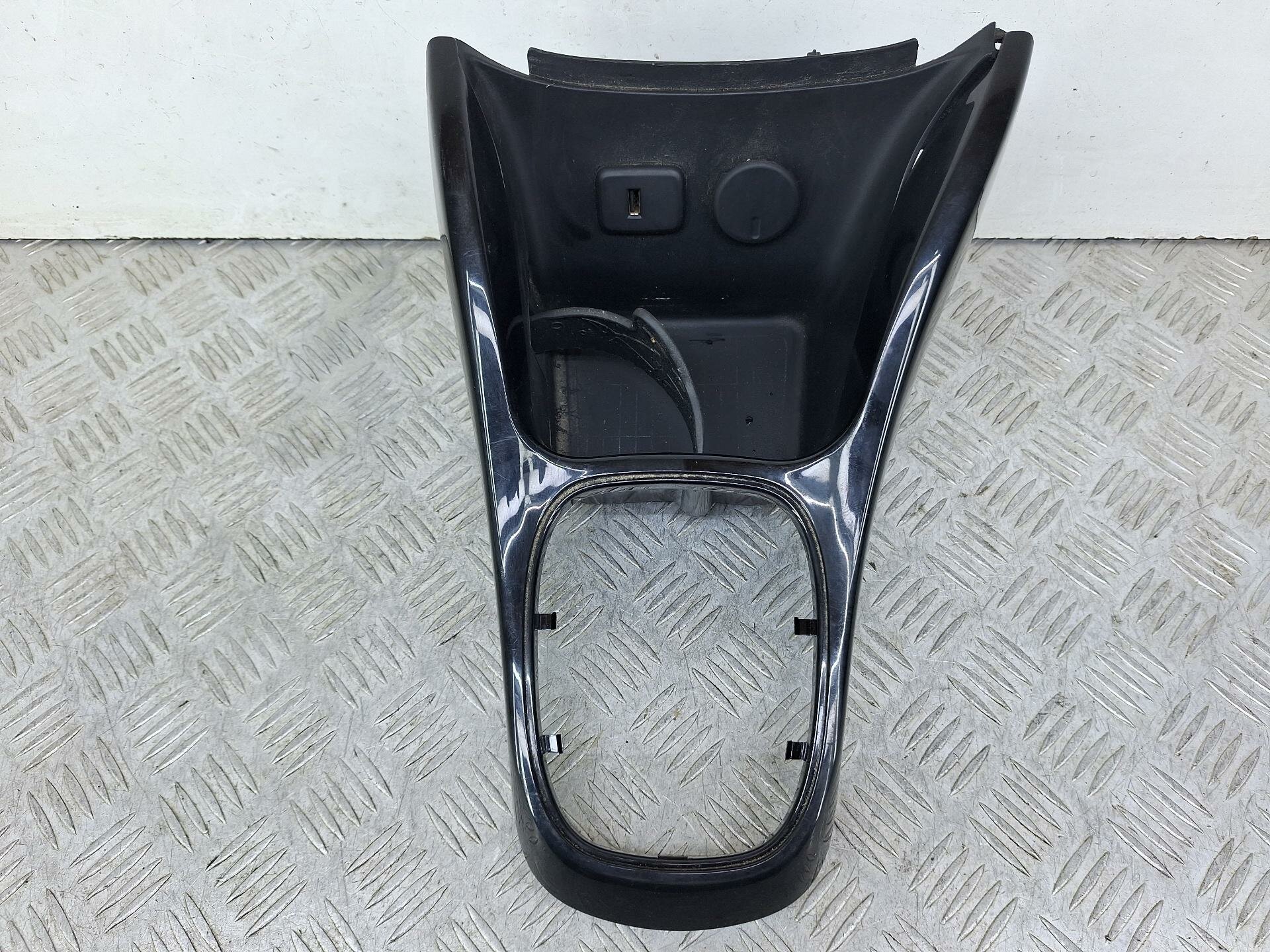 Рамка обрамление кулисы Opel Corsa E (2014 - 2019) 300261401