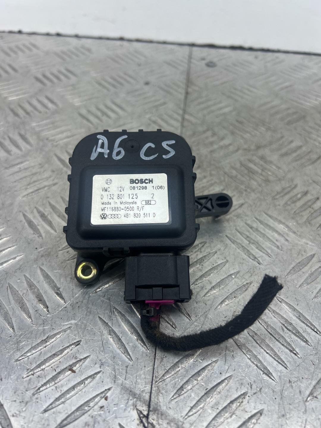 Моторчик заслонки печки Audi A6 C5 (1997 - 2001) 0132801125