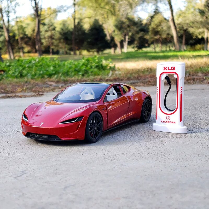 1:24 Масштабная модель Tesla R красного цвета из сплава с функцией света и звука для детских коллекций
