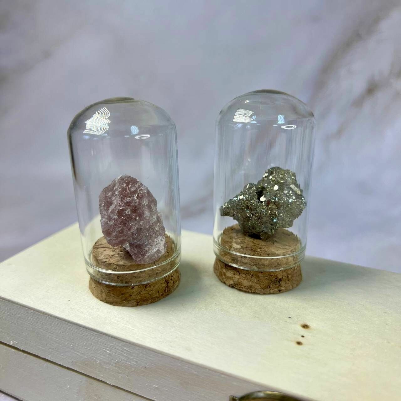 Набор натуральных минералов в стеклянных колбах 2 шт для коллекционирования и декора