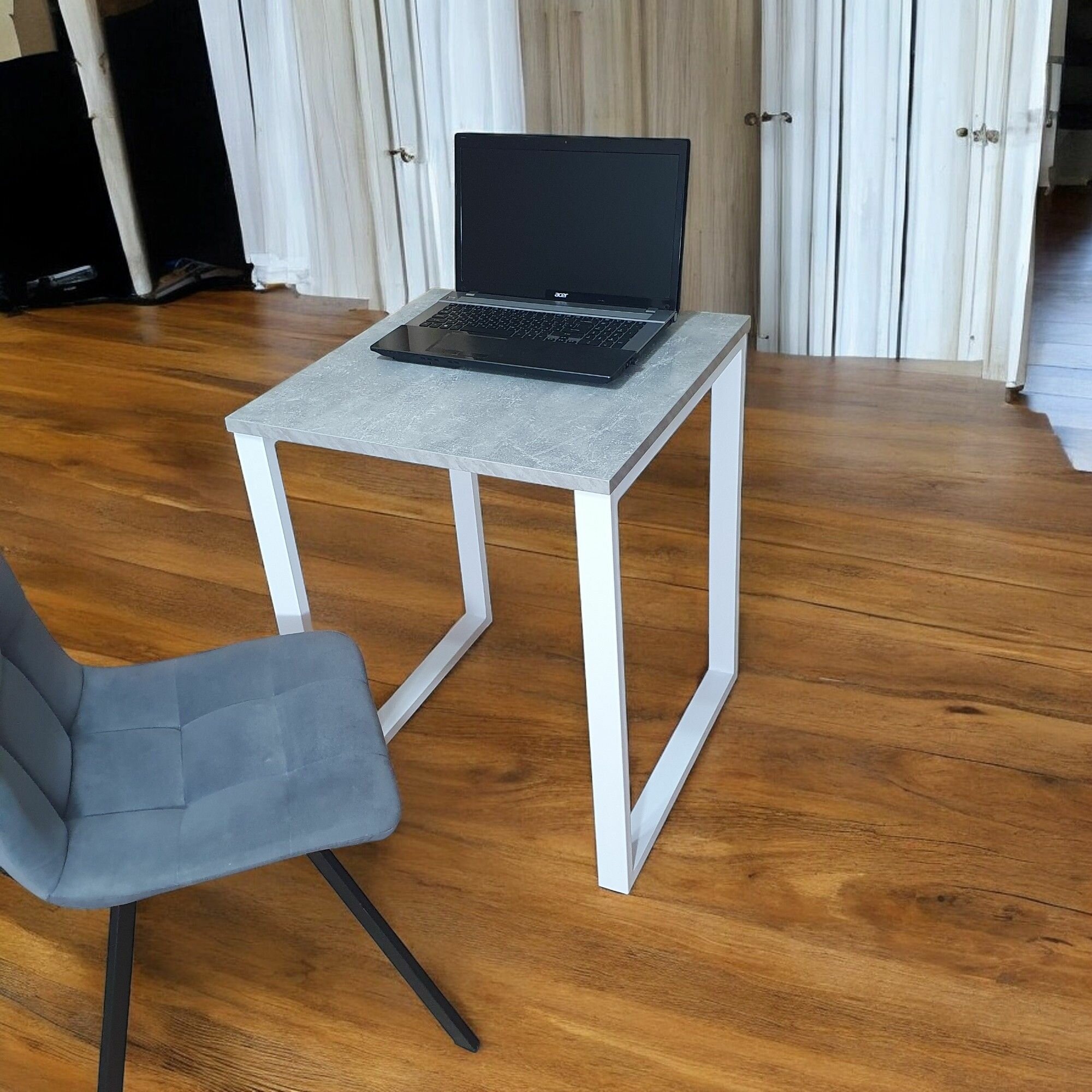 Игровой компьютерный стол/ Лофт, 60*60 см, цвет столешницы Бетон светлый, Ножки лофт белые