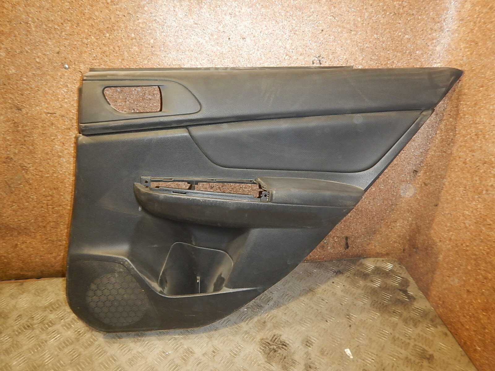 Б/У Обшивка двери задней правой, Subaru (Субару)-IMPREZA (G13, G23) (12-) SUBARU IMPREZA (G13, G23) (12-) седан Грязная. ...