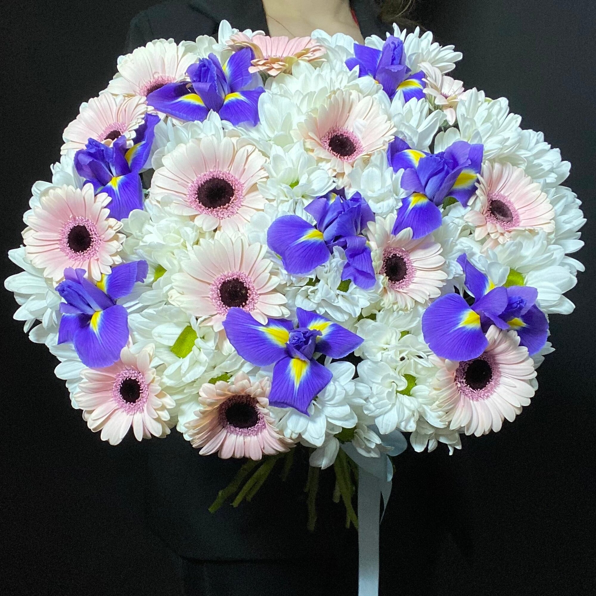 Ароматный букет (гербера 13 шт, хризантема 10 шт, ирис 8 шт)