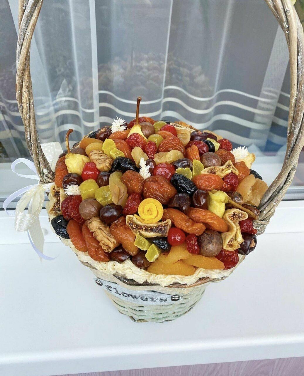 Сухофрукты в корзине. Корзина с сухофруктами. Съедобный подарок