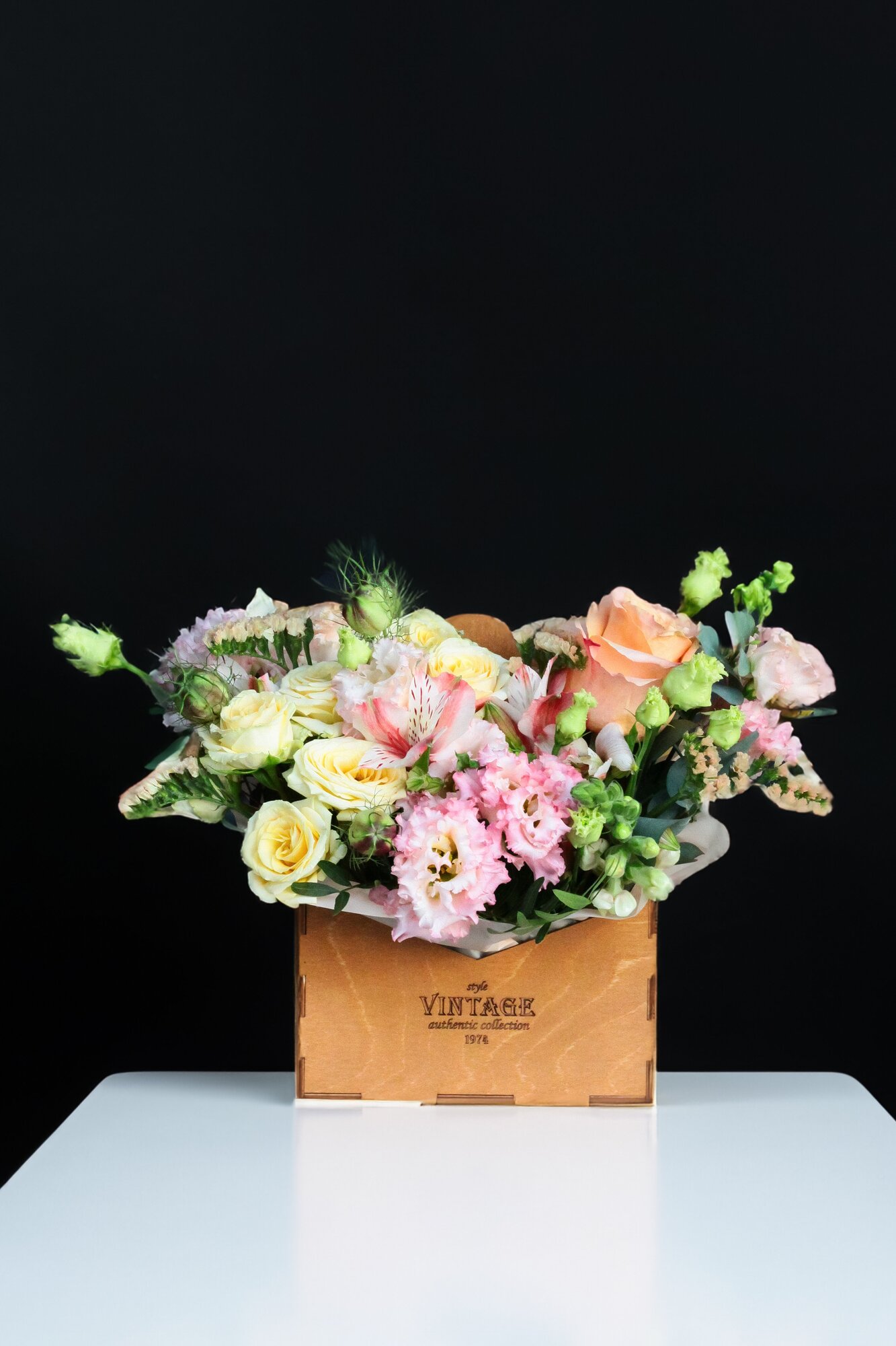 "Pretty" - букет свежих цветов в ящике, бежевый-розовый, 25 см.