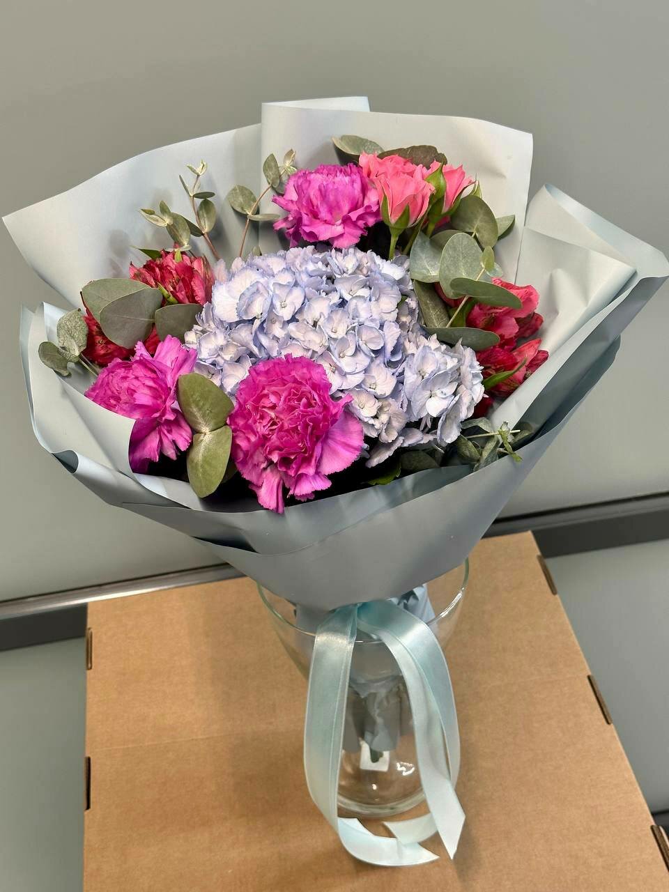 Букет wowflo "Лунная Радуга", гортензии, диантус, альстромерии, розы кустовые, эвкалипты, 50см