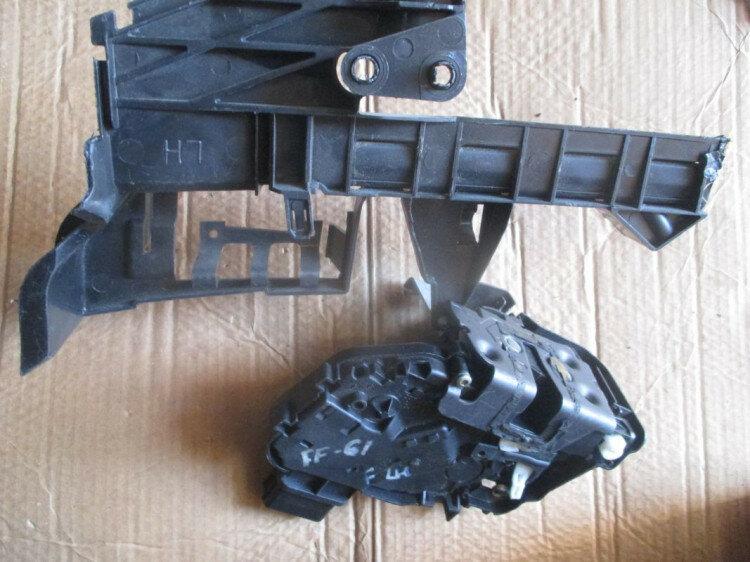 Замок двери Форд Фокус 2 задней левой 1385692 4M5AA26413EC с корпусом защиты