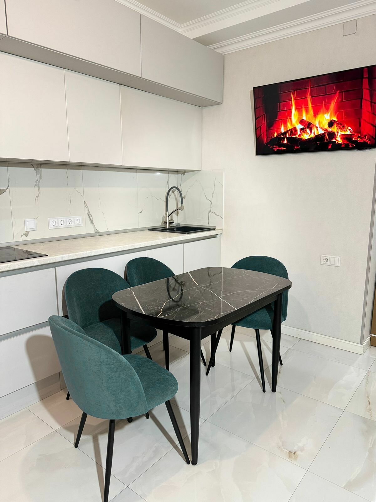 Кухонный стол и стулья комплект , Обеденная группа