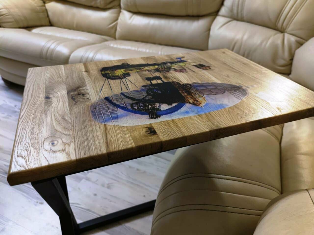 Приставной столик с картиной Дирижабль из натурального дерева (массив дуба) на металлическом подстолье, 60х40х72 см