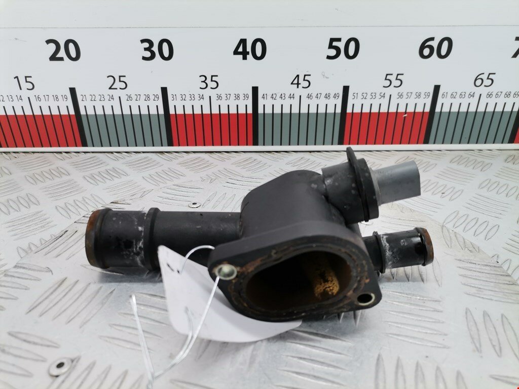 Фланец (штуцер системы охлаждения тройник) Volkswagen Golf 5 038121132G арт. 1983867