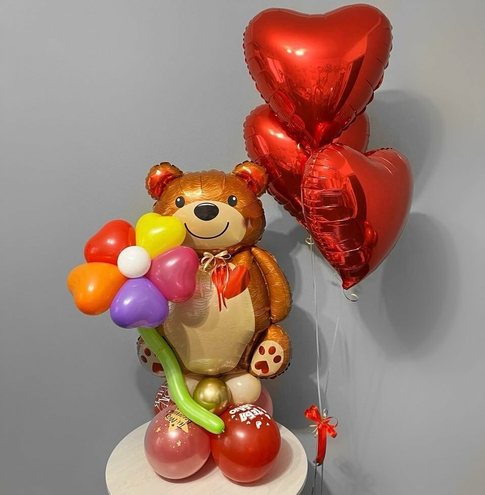 Композиция с медведем в цветком в лапах и 3 красных сердца