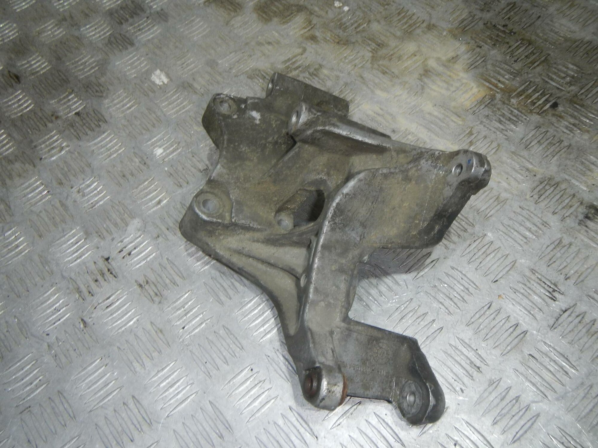 Б/У Кронштейн генератора, Chery (Черри)-FORA (A21) (06-11) Chery FORA (A21) (06-11) Без повреждений. 332717 CHERY арт. A...