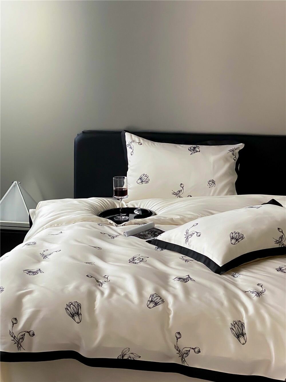 Комплект из четырех предметов с рисунком китайской тушью, ощущение прохлады летнего ледяного шелка, шелковистое стеганое одеяло, легкое роскошное постельное белье