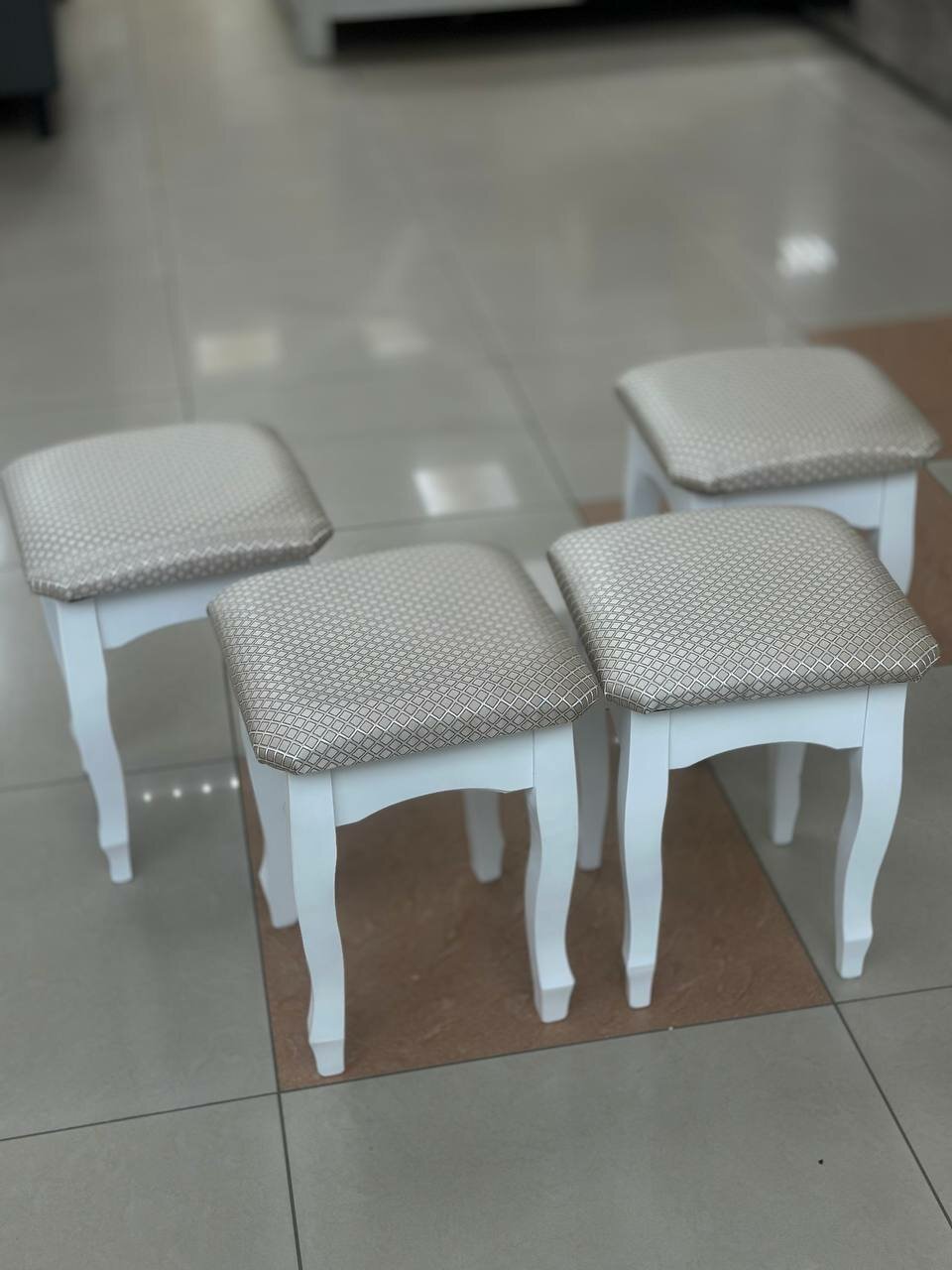 4 табуретки из массива березы. комплект. цвет белый. ткан жаккард. высота 45 см . метталическое крепление.