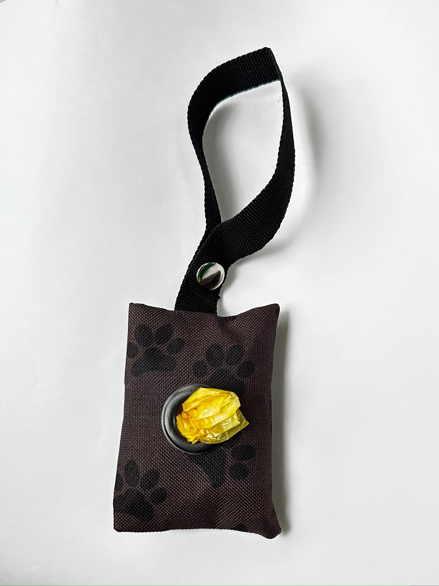 Сумочка контейнер под пакеты для выгула собак Монморанси "Прогулка", 10х5 см. Рулон пакетов из 20шт. в комплекте.