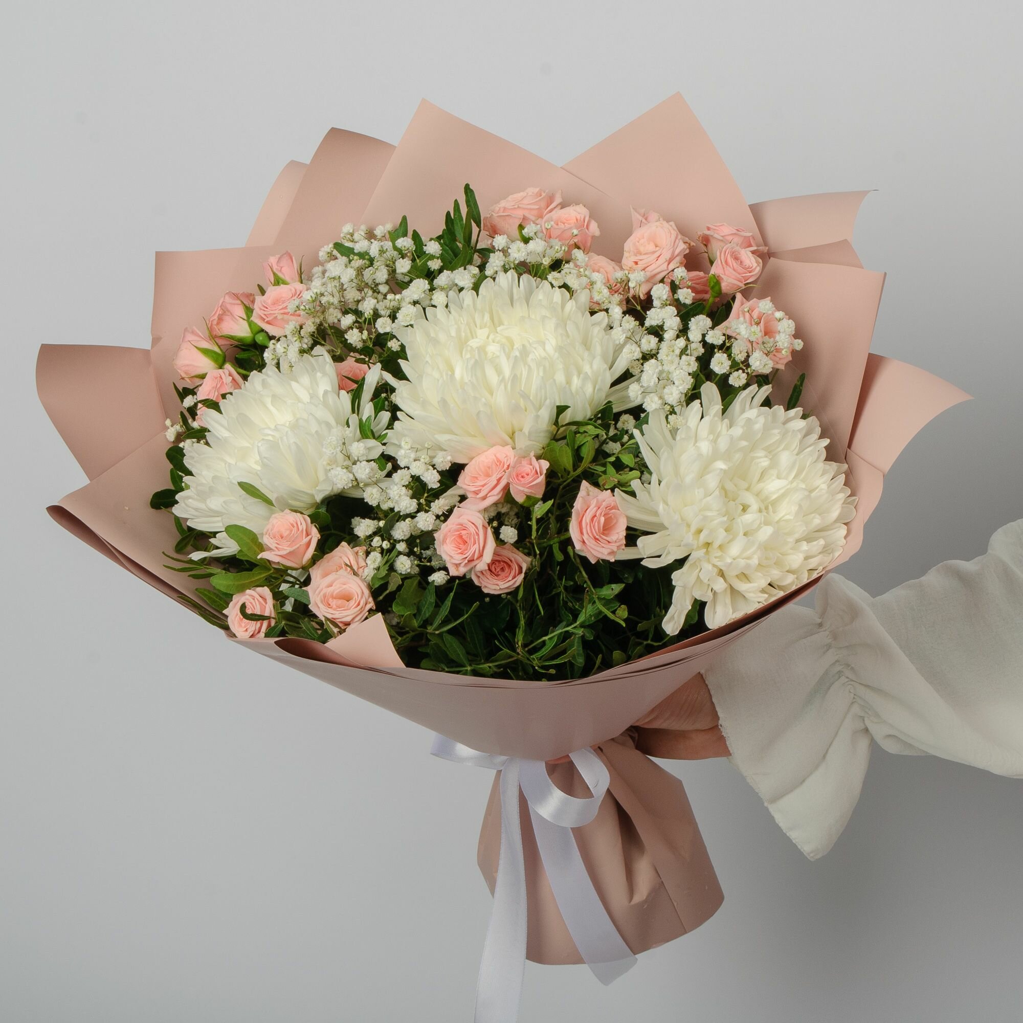 Букет "Классика любви" СоюзЦветТорг, 40 см, розы, гипсофилы, хризантемы