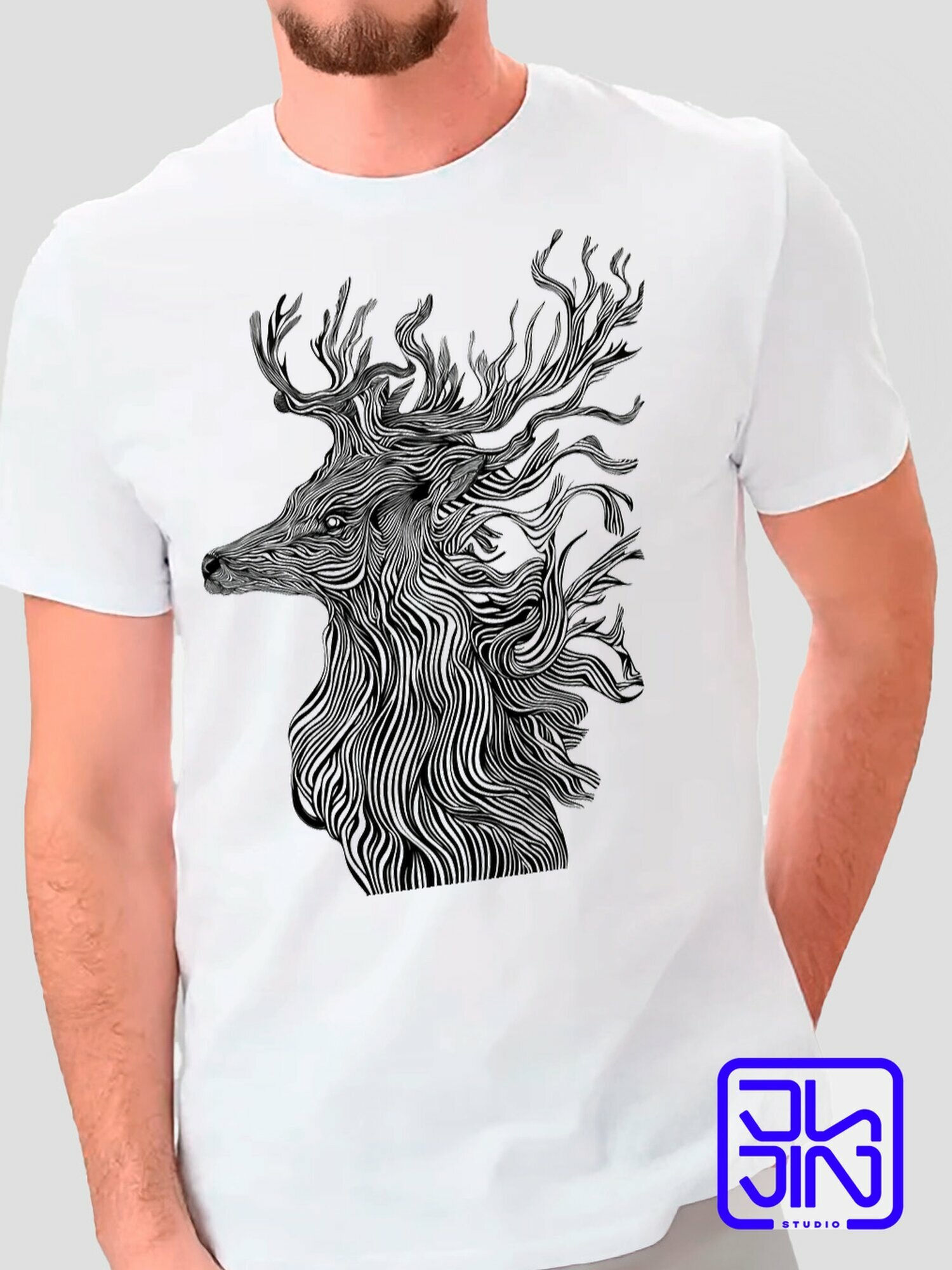 Футболка классическая мужская с авторским принтом Оригинальные черно белые дизайнерские полосатые авторские принты с оленем, белый хлопковый трикотаж с прикольным рисунком на груди
