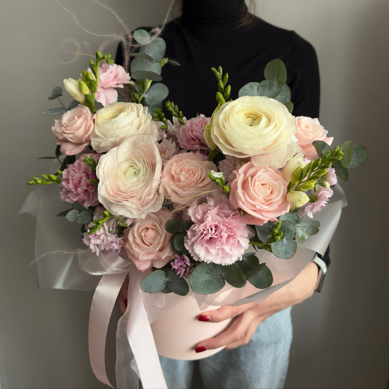 Композиция: ранункулюсы, фрезии и пионовидные розы в шляпной коробке