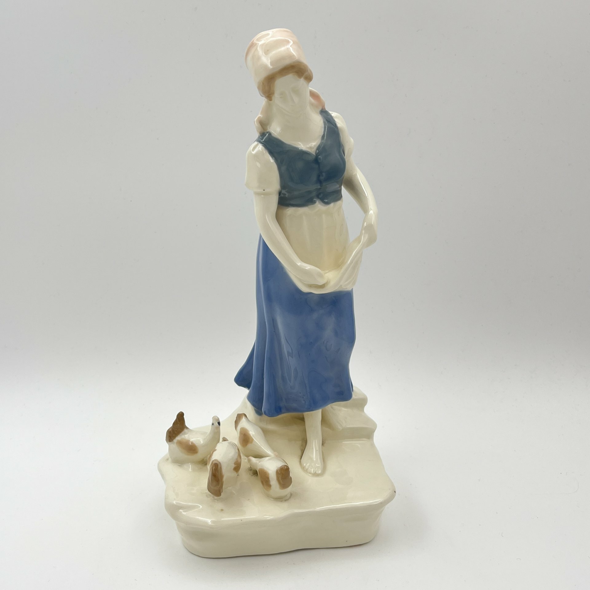 Статуэтка "Девушка, кормящая кур", фаянс, роспись, Западная Европа, 1950-1970 гг.