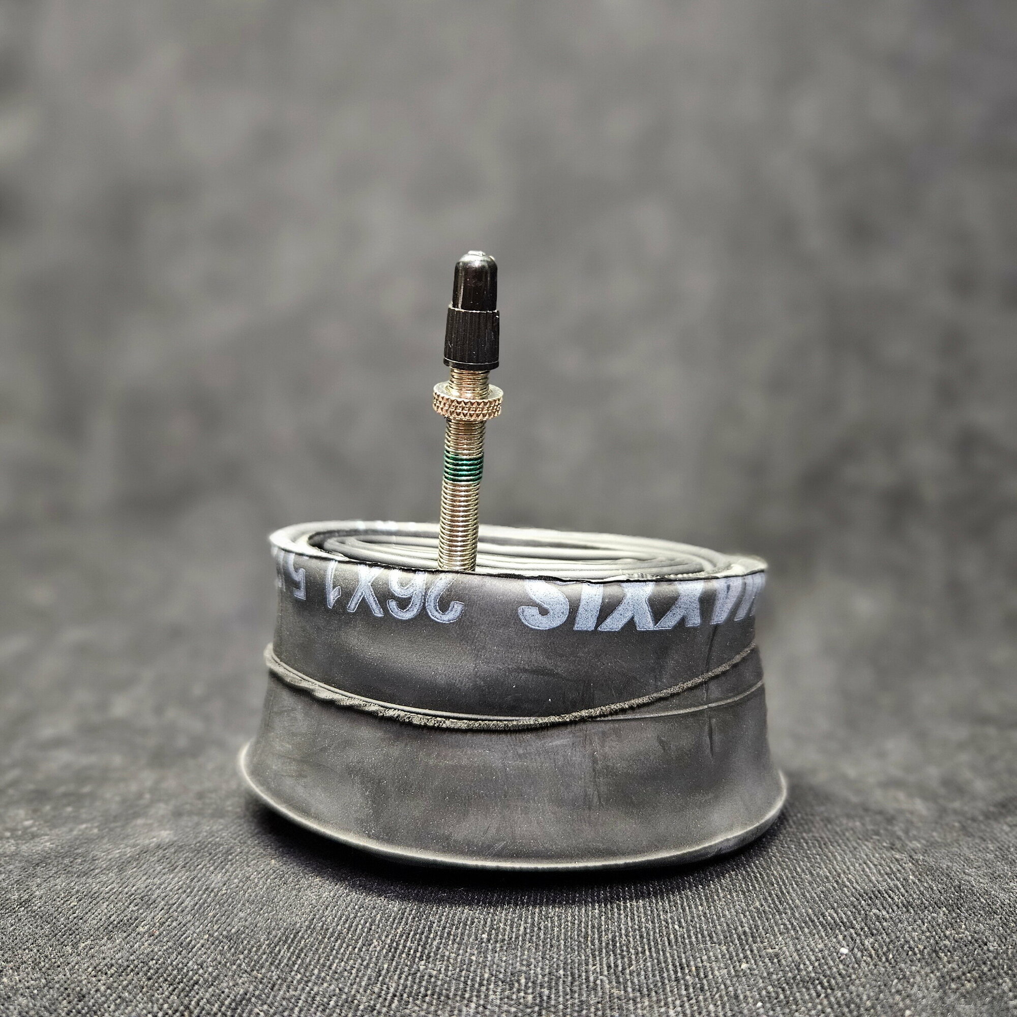 Камера велосипедная Maxxis WelterWeight, 26x1.5/2.5", 48 мм, тип ниппеля - presta (велосипедный) (OEM без упаковки)