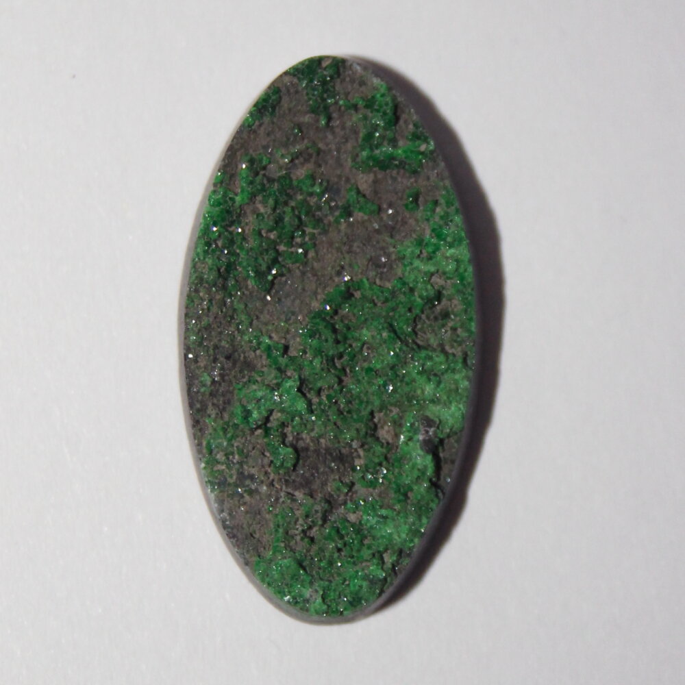 Уваровит кабошон, натуральный камень, 27х14х3 мм, Урал (Сараны), «True Stones»