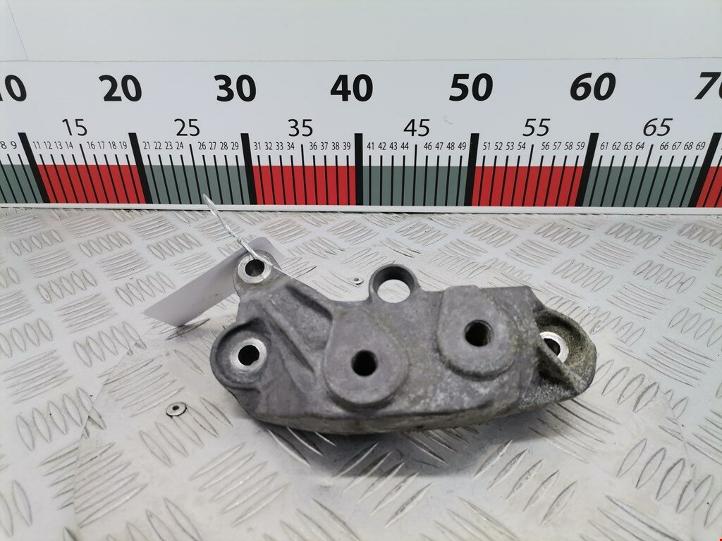 Кронштейн (крепление лапа траверса) кпп Opel Corsa C арт. 1945571