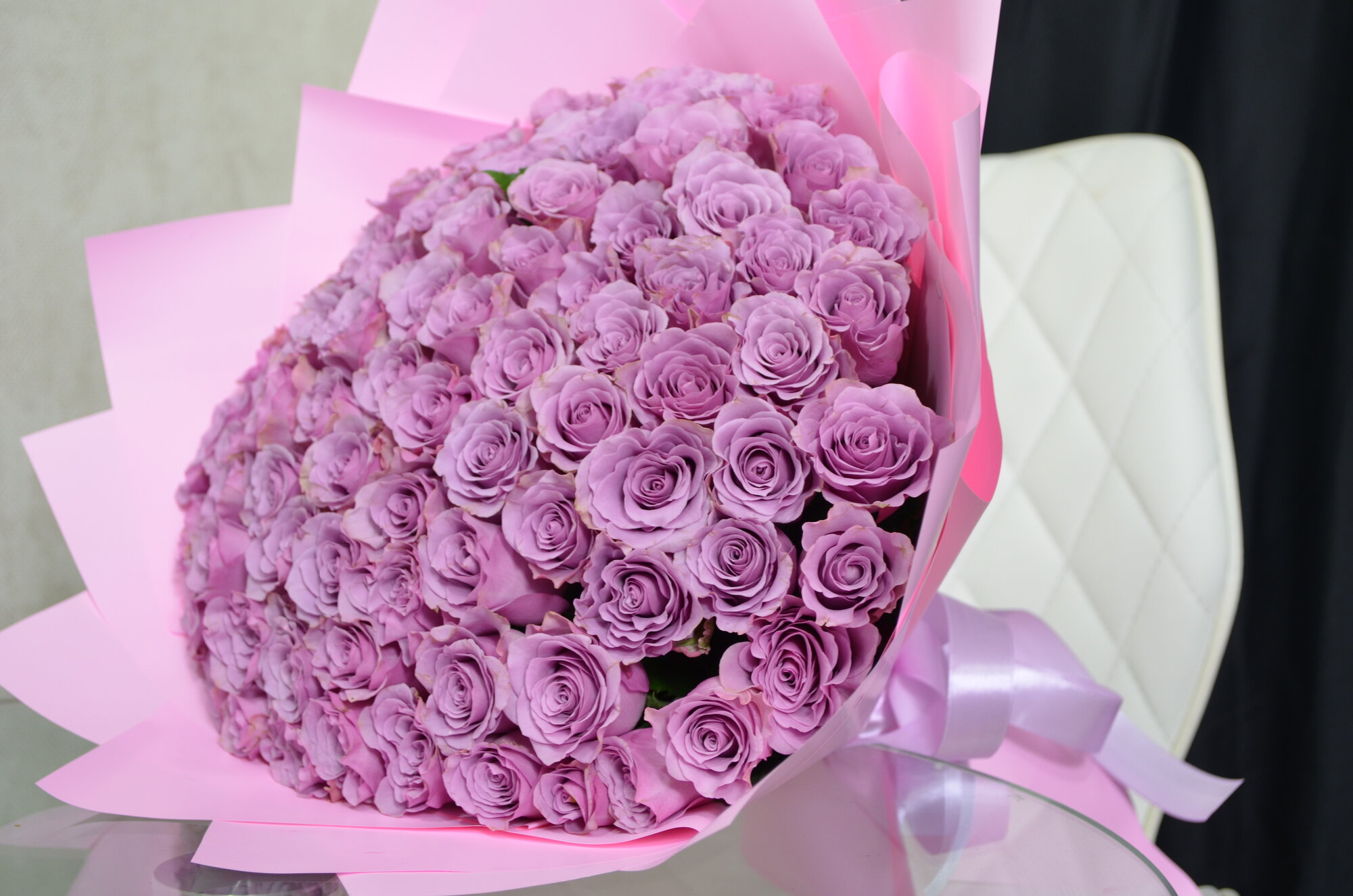 Букет Lavieflowers, 75 сиреневых роз, высота 40 см, упаковка в пленку