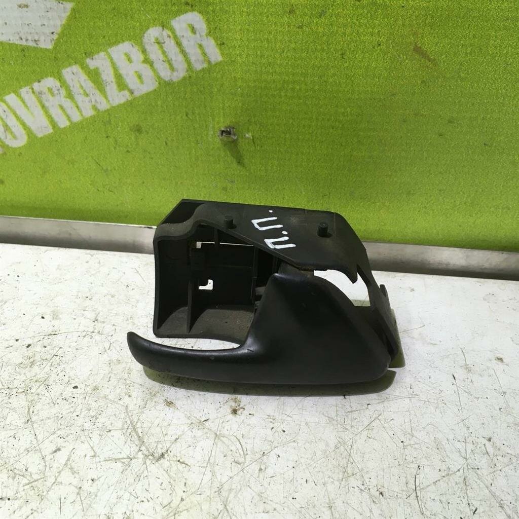 Ручка двери передней внутренняя правая VW Polo 94-99