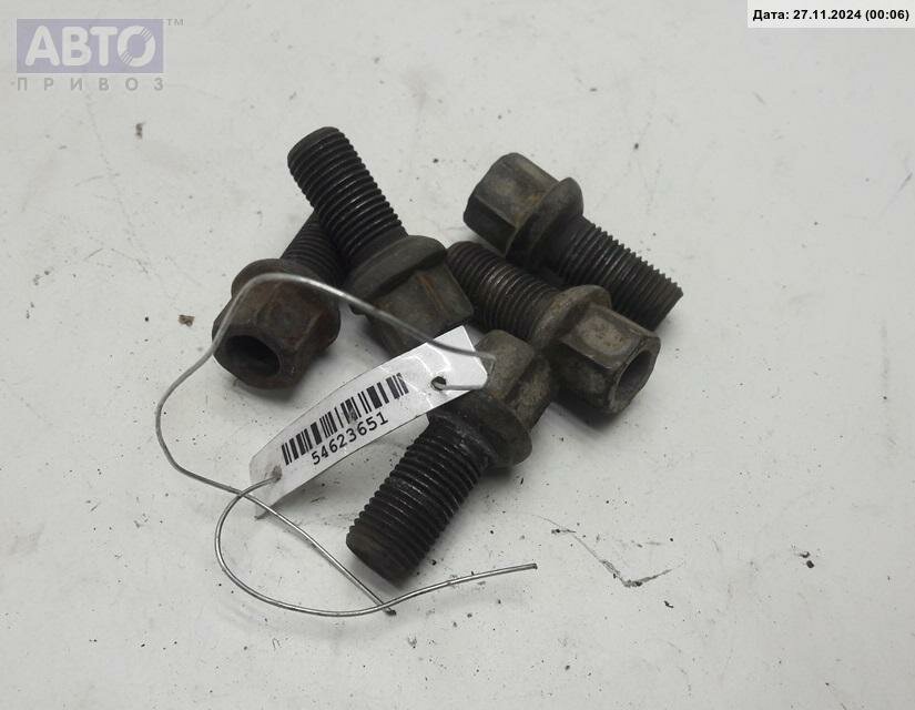 Болт крепления Volkswagen Passat B6