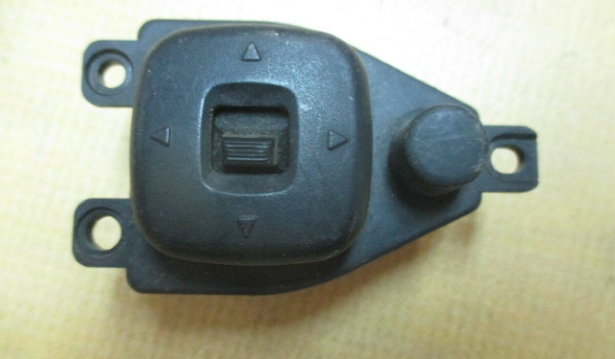 Кнопка многофункциональная 3 (BK) Mazda B25D66600