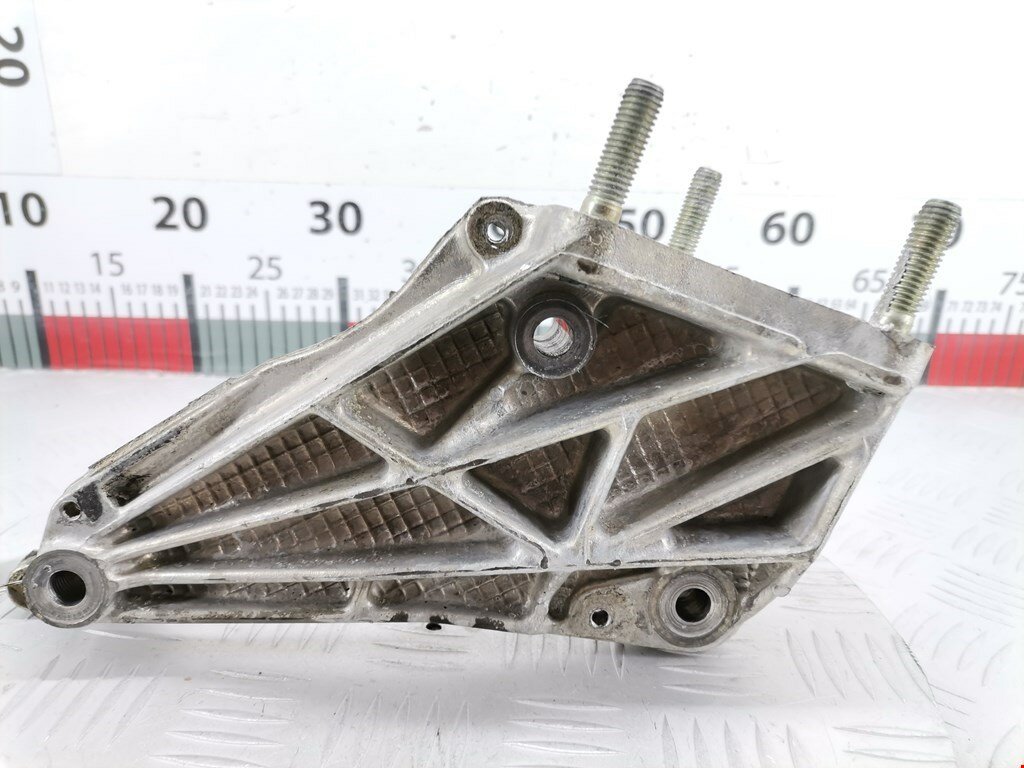 Кронштейн (крепление лапа) двигателя Peugeot 306 184659 арт. 1689031