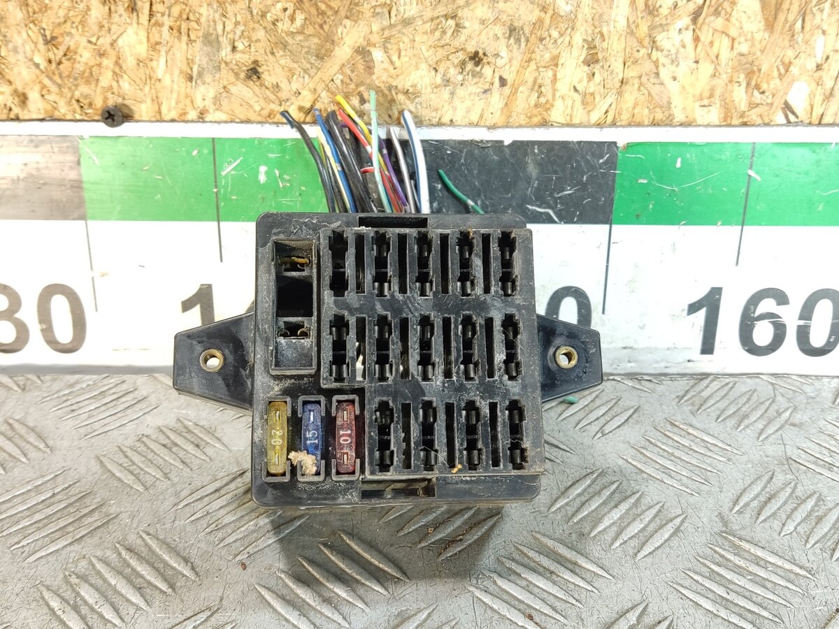 Блок предохранителей салонный ISUZU Rodeo 1989-1997