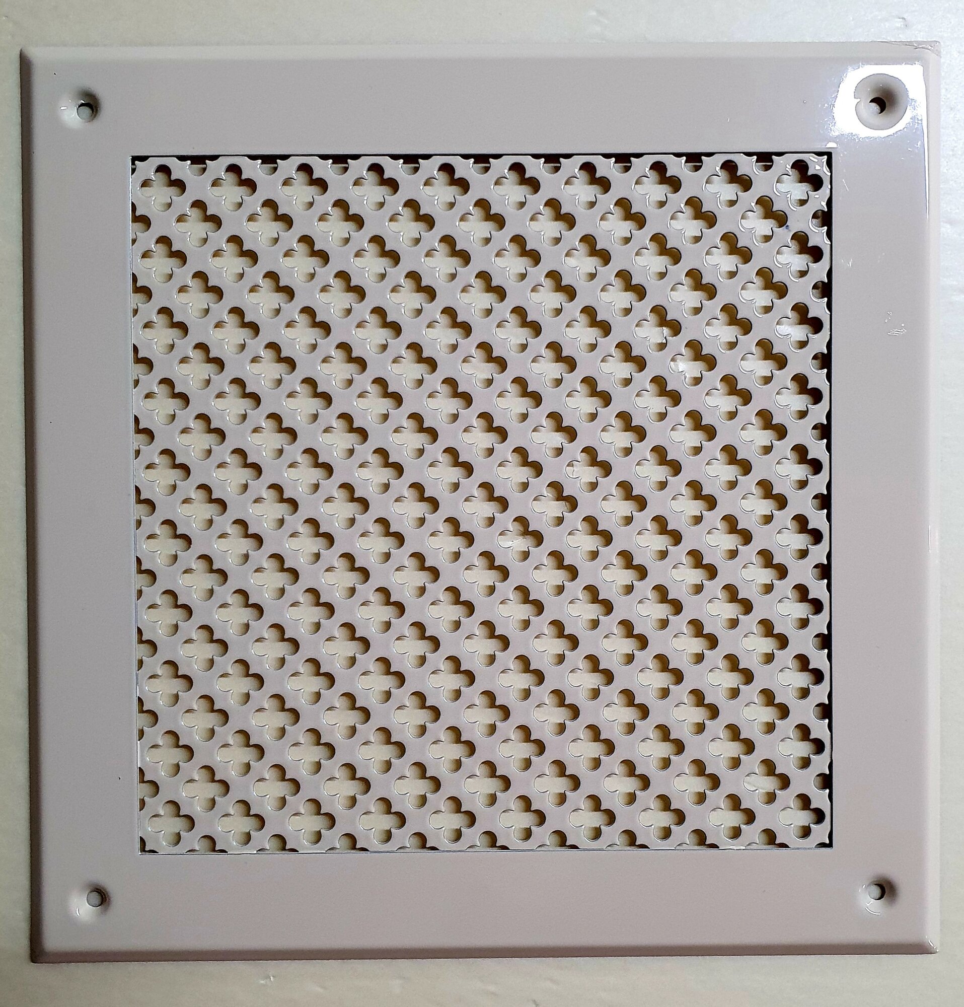 Вентиляционная решетка металлическая 210х210мм, тип перфорации крупный цветок, цвет слоновая кость RAL 9001