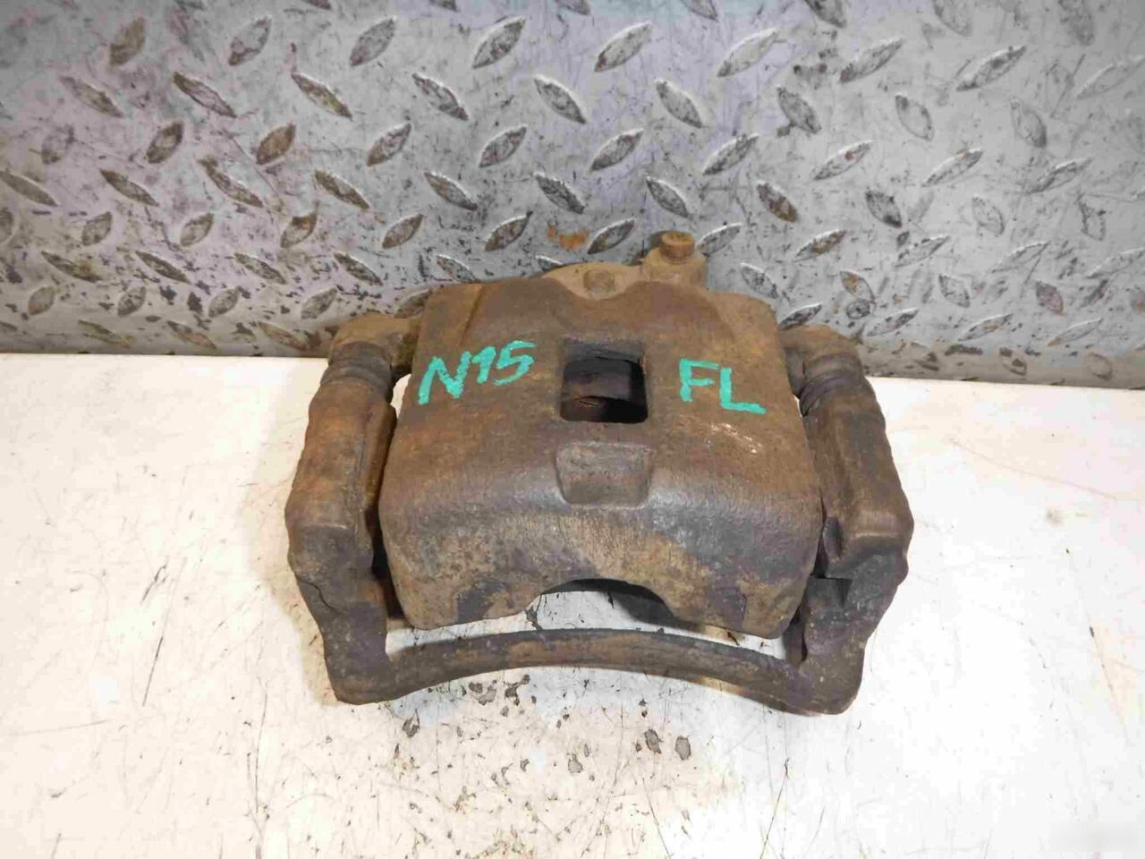Суппорт тормозной передний левый Nissan Almera N15 (1995—2000) 410110M800