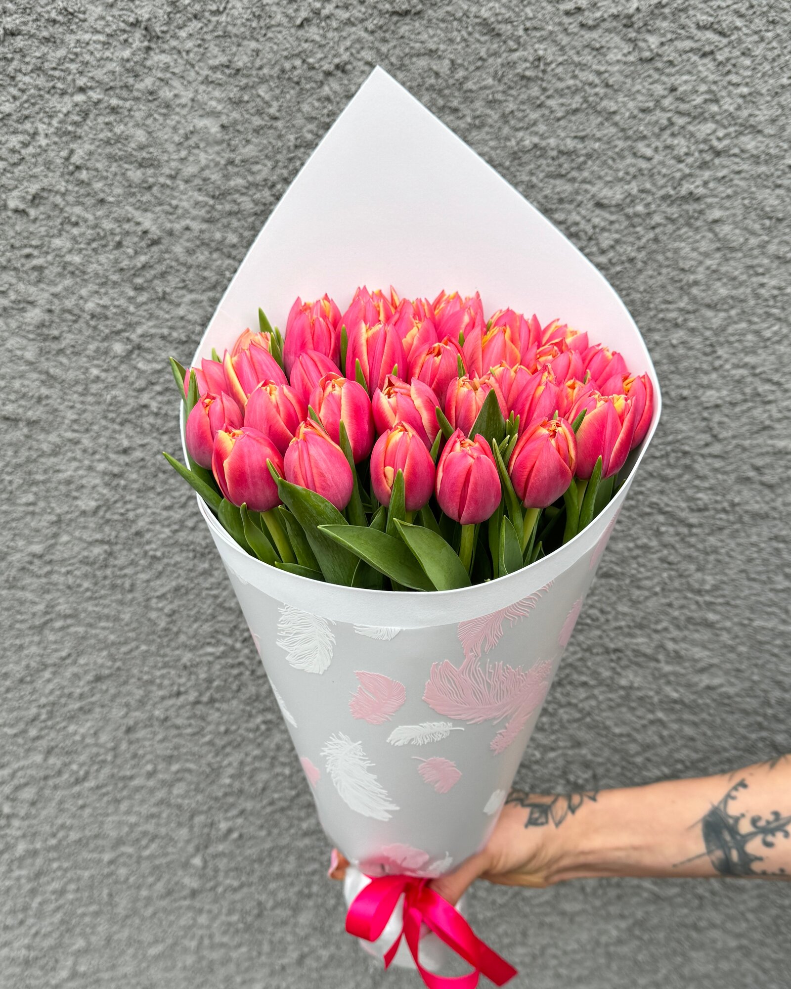 Букет живых цветов из 35 розовых пионовидных тюльпанов в упаковке / белый кул/Радуга Букет