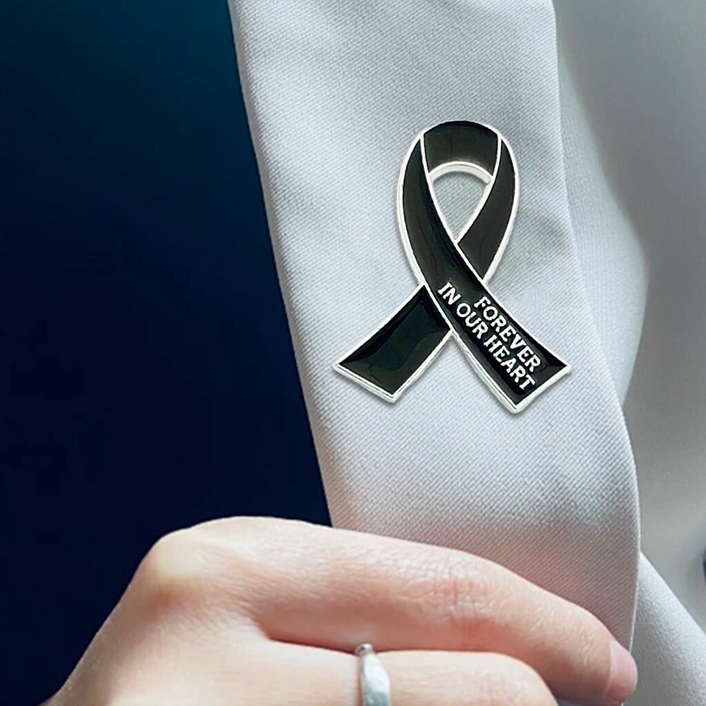 Повышение осведомленности о предупреждении бытового насилия Значок С лентой-Фиолетовый