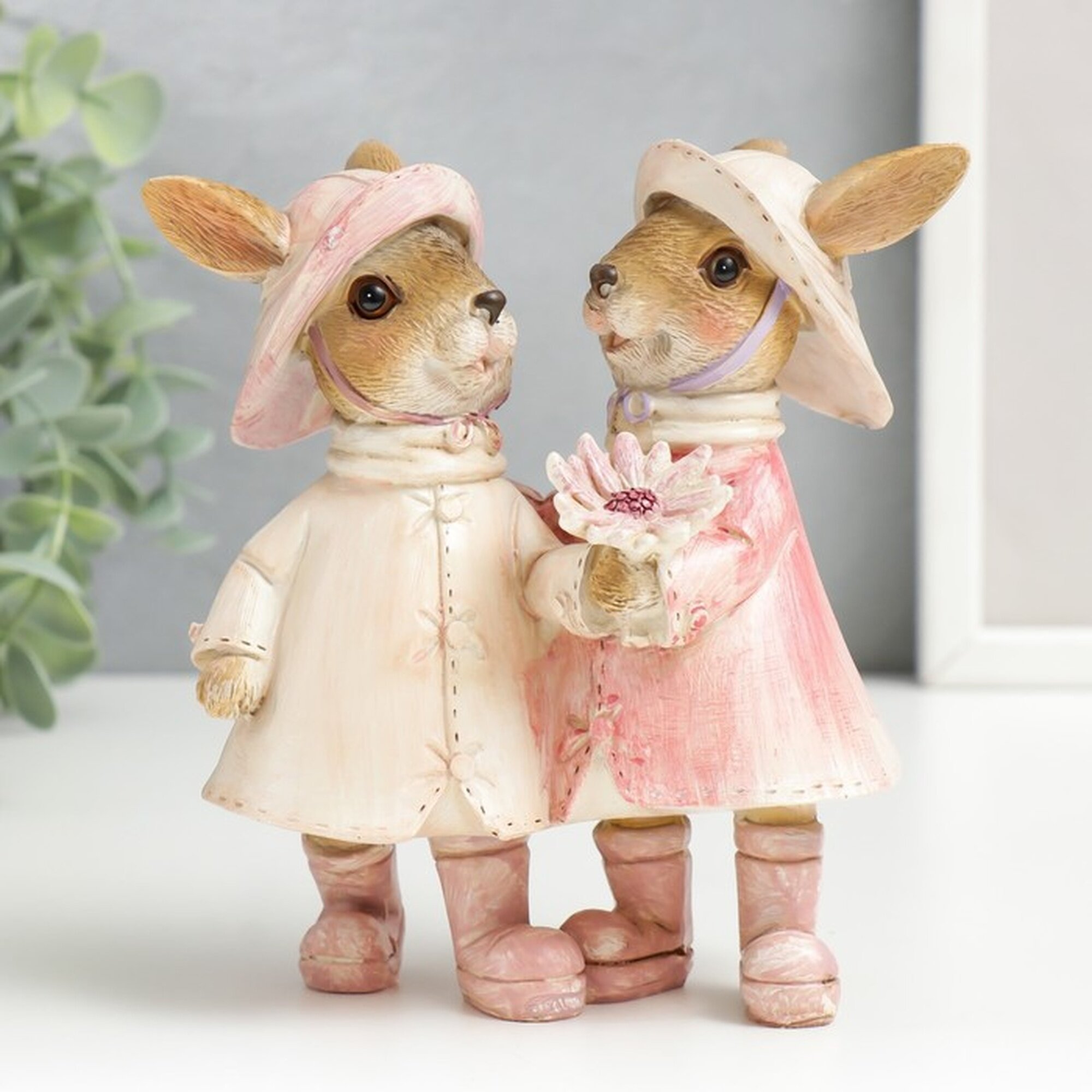 Фигурка полистоун «Зайчики в шляпках и дождевиках, с цветком», 13.5×8×13 см