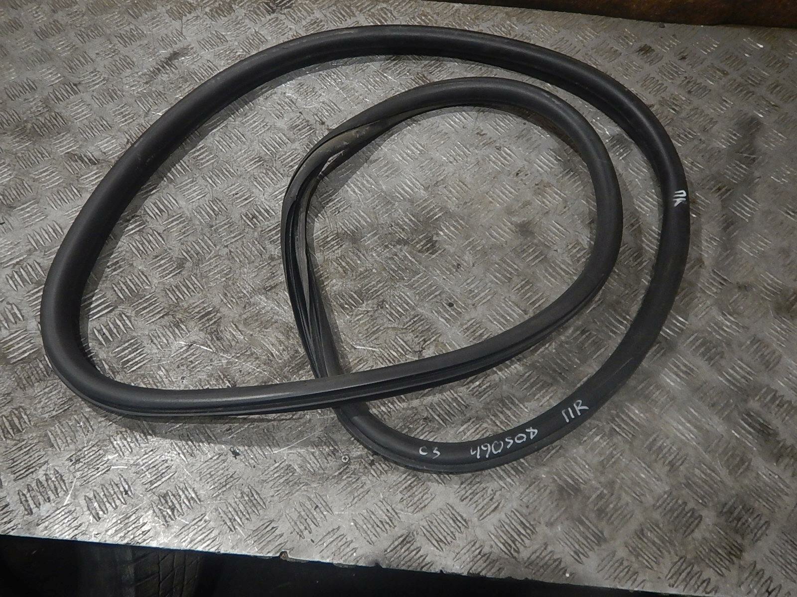 Б/У Уплотнитель проема двери передней правой, Citroen (Ситроен)-C3 (09-16) CITROEN C3 (09-16) царапины. 490508 Peugeot-C...