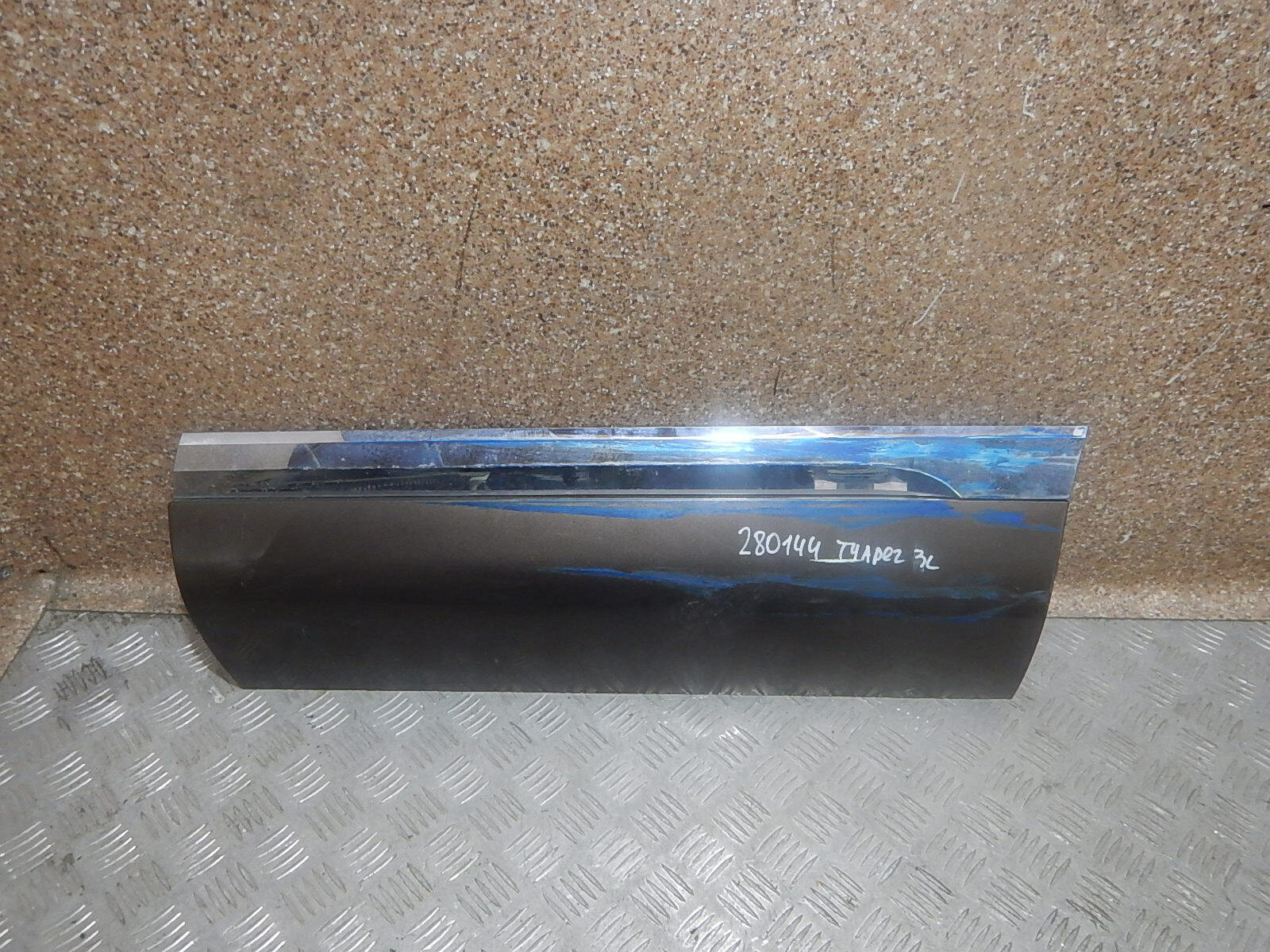 Б/У Молдинг двери задней левой, Volkswagen (Фольксваген)-TOUAREG (10-) VOLKSWAGEN TOUAREG (10-) Царапины,деформация 1/4 ...